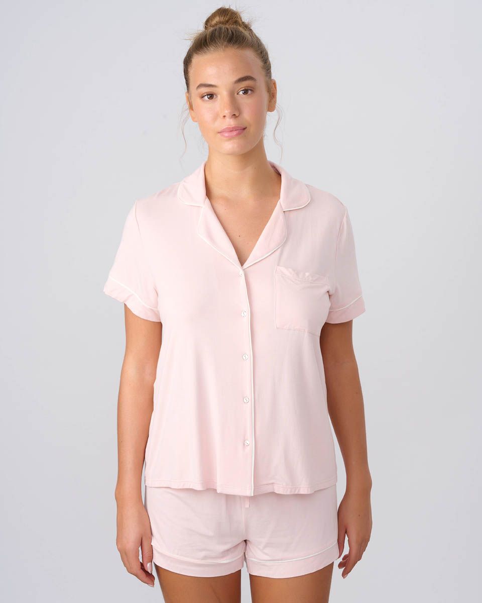 סט פיג'מה ויסקוזה מכנסון וחולצה מכופתרת | עכשיו לרכישה באתר פמינה